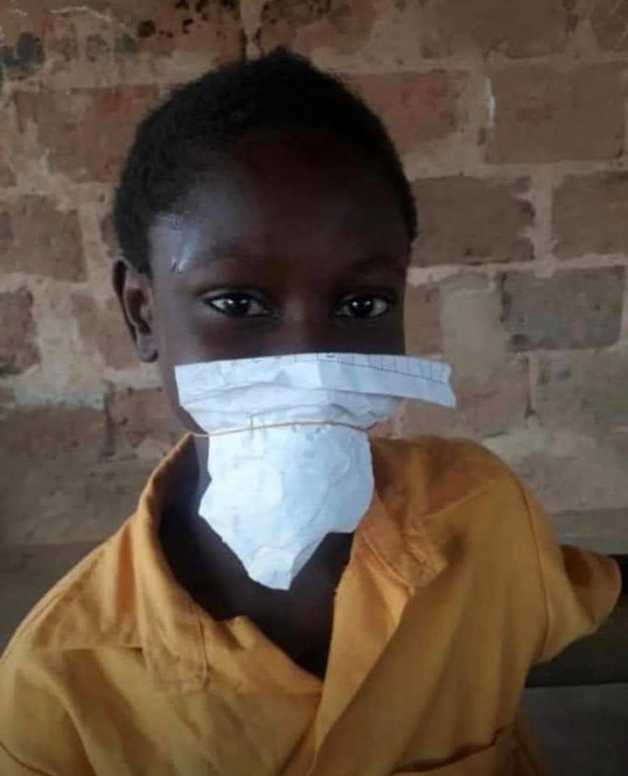 Sad photos of primary government students using papers as nose masks ...